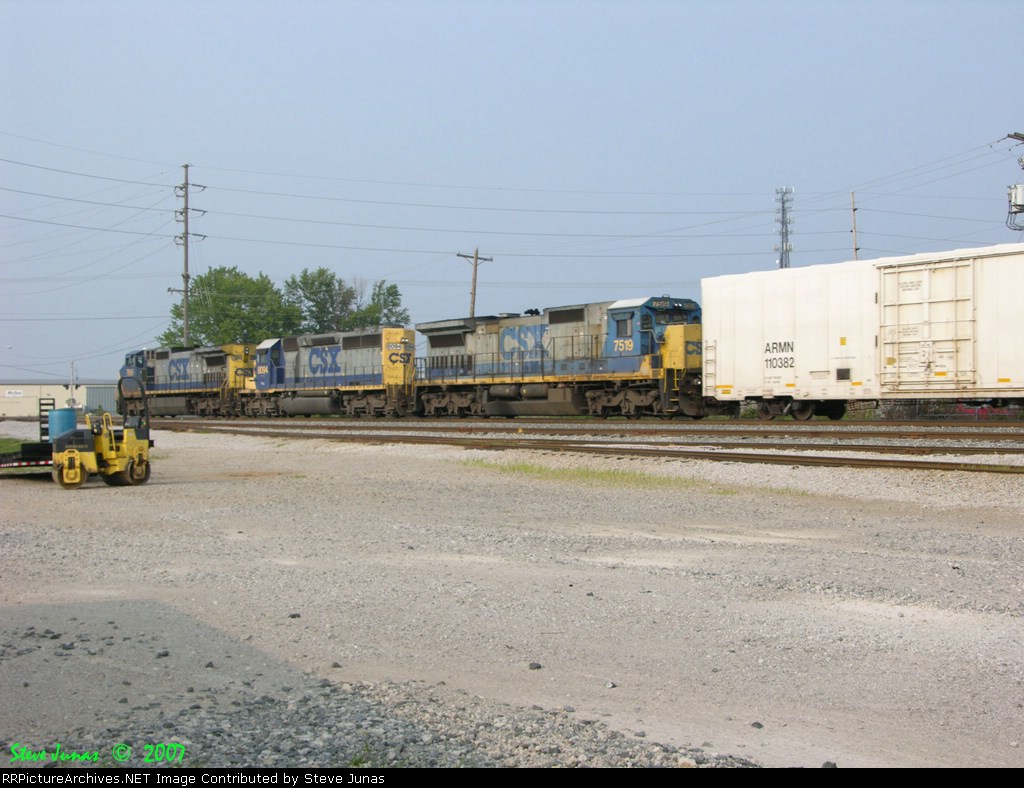 CSX 7696,8094,7519 Q526